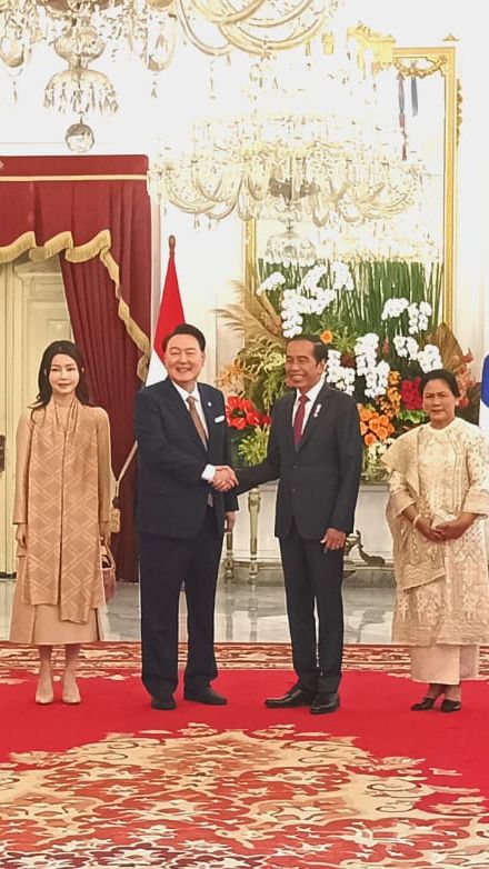 Jokowi Terima Kunjungan Presiden Korea Selatan di Istana Merdeka