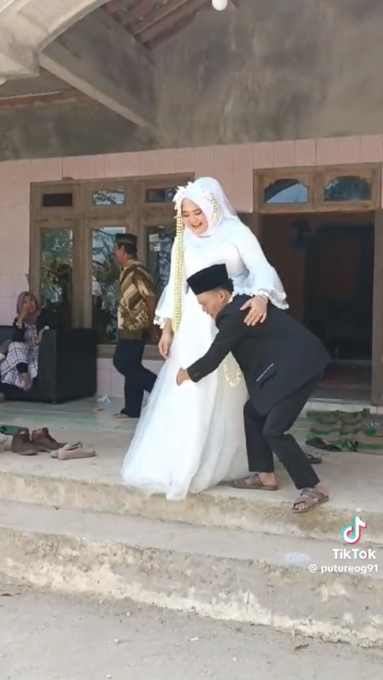 Sepasang Pengantin Baru Ini Berpose di Luar Prediksi, Aksinya Viral ... Sepasang Pengantin Baru Ini Berpose di Luar Prediksi, Aksinya Viral ...