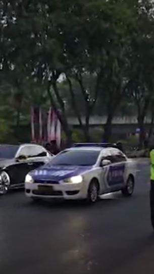 VIDEO: Fakta Mobil Patwal Polisi Bahayakan Iring Iringan KTT ASEAN ... VIDEO: Fakta Mobil Patwal Polisi Bahayakan Iring Iringan KTT ASEAN ...