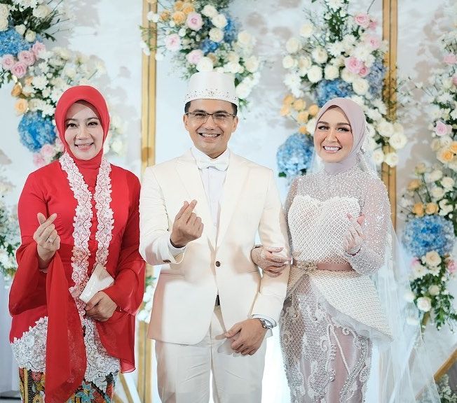 Potret Penampilan Dine Istri Sahrul Gunawan yang Ramai Dikritik Netizen ... Potret Penampilan Dine Istri Sahrul Gunawan yang Ramai Dikritik Netizen ...