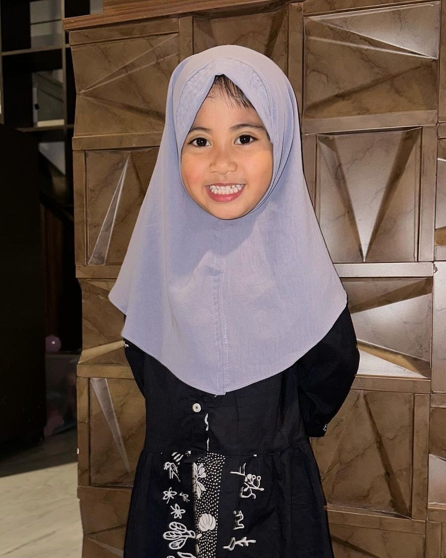 Sang Bunda Kerap Posting Baju dan Pose Seksi, Ini 8 Potret Menggemaskan ...