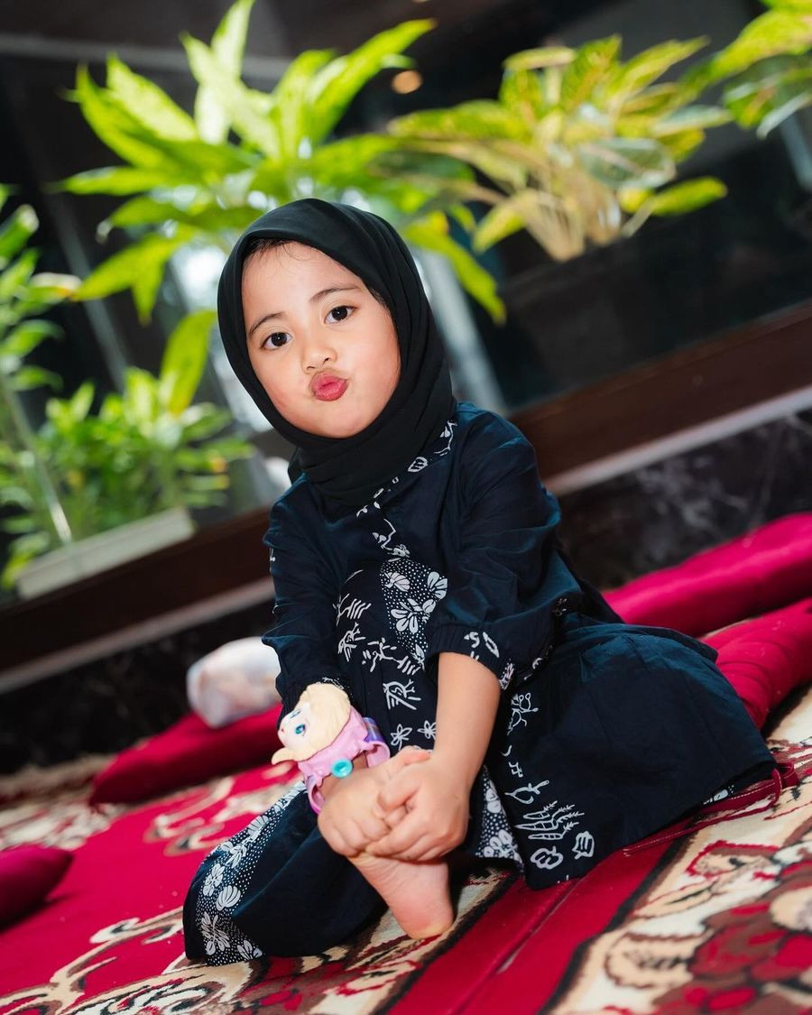 Sang Bunda Kerap Posting Baju dan Pose Seksi, Ini 8 Potret Menggemaskan ...