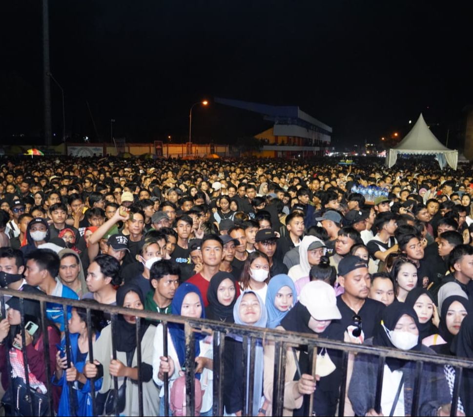 Ribuan Warga Purwokerto Hadiri Konser Akbar Deklarasi Ganjar-Mahfud