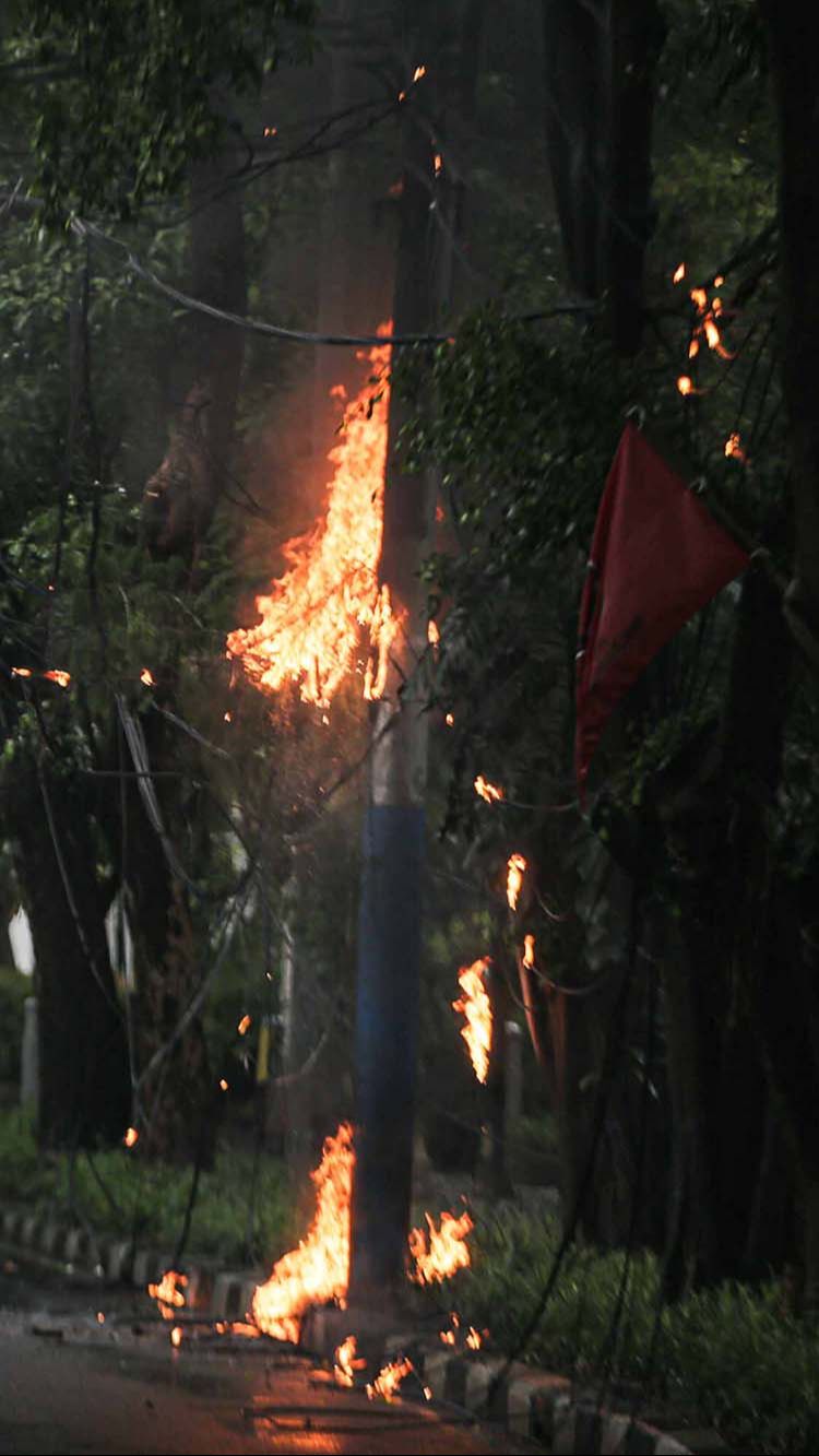 FOTO: Ngeri, Tiang Listrik di Menteng Tiba-Tiba Terbakar Saat Hujan Deras