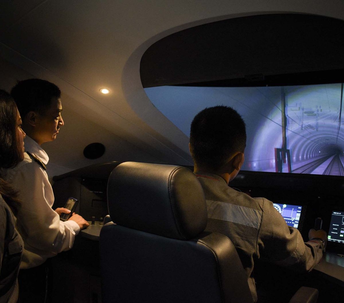 FOTO: Mengintip Puluhan Masinis Indonesia Latihan Operasikan Kereta Cepat Whoosh