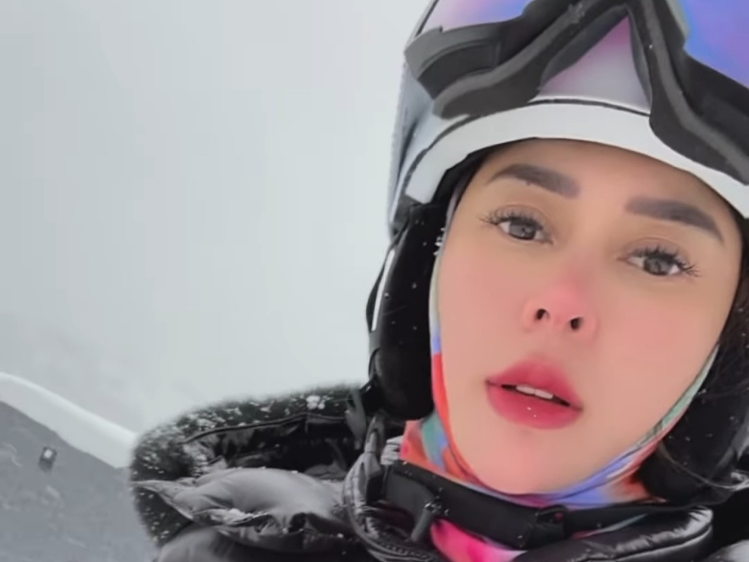 10 Gaya Aura Kasih saat Belajar Main Ski, Penampilannya Malah Bikin Salfok 10 Gaya Aura Kasih saat Belajar Main Ski, Penampilannya Malah Bikin Salfok