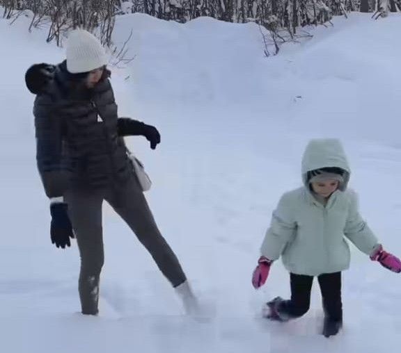 7 Potret Liburan Seru Aura Kasih Berdua Putrinya, Arabella, yang Baru ...