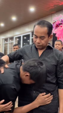 Sujud Syukur Penuh Haru Aldi Pakintaki Konten Kreator dapat Hadiah Umrah dari Irjen Andi Rian ...