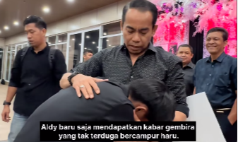 Sujud Syukur Penuh Haru Aldi Pakintaki Konten Kreator dapat Hadiah Umrah dari Irjen Andi Rian ...