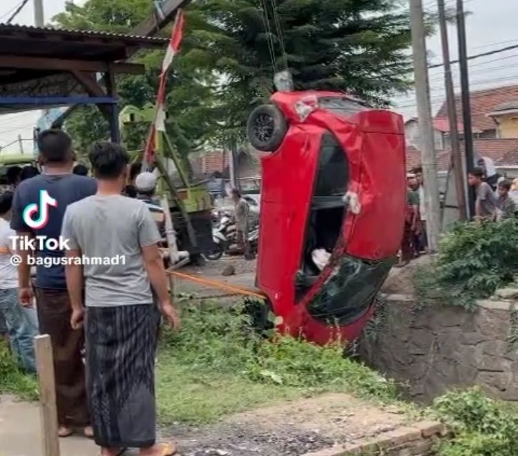 Viral Mobil Terperosok ke Selokan saat Hendak Dicuci di Car Wash, Begini Akhirnya