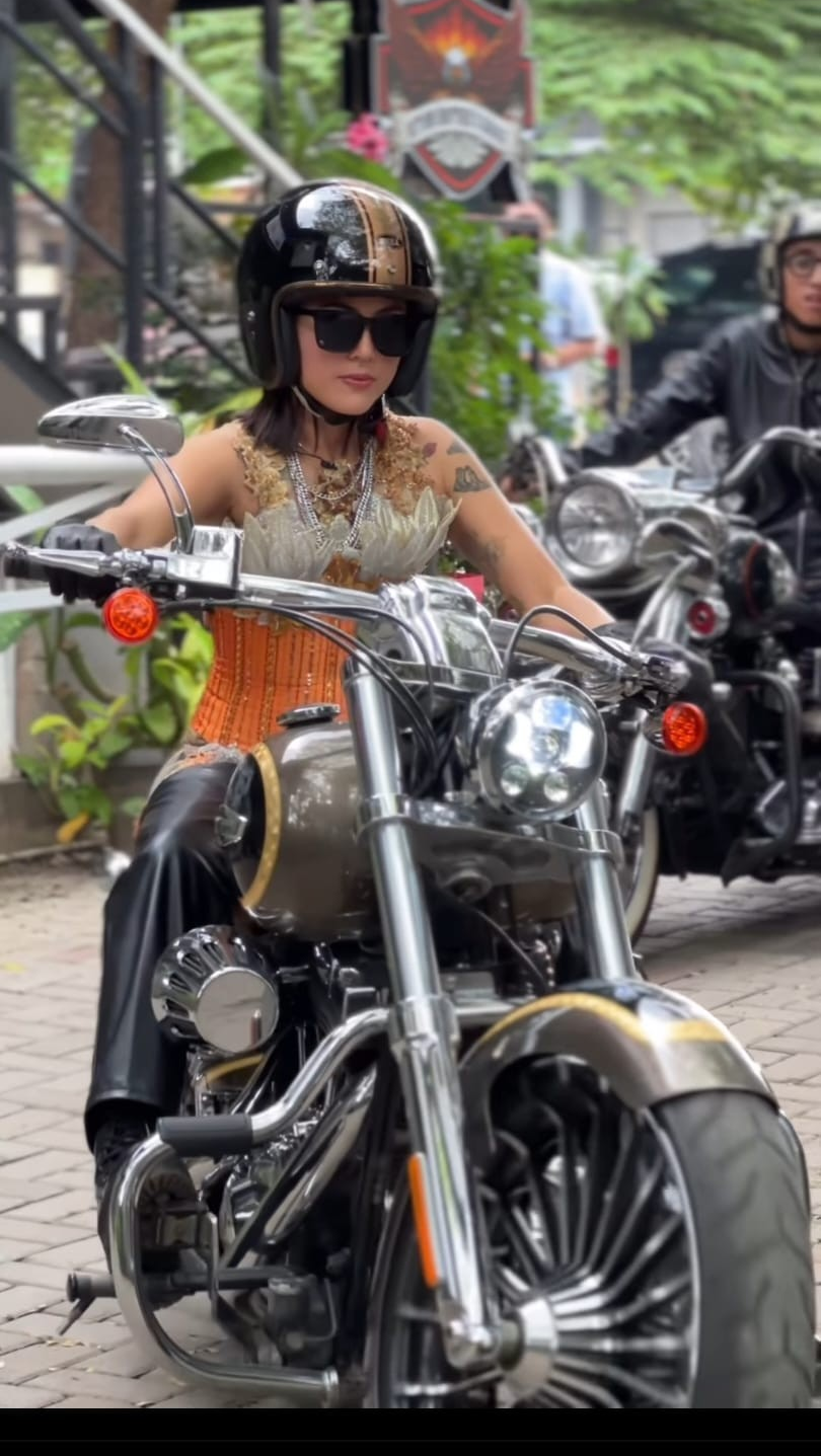 Bertato, Penampilan Poppy Sovia Mengendarai Motor Gede Pakai Kostum Kebaya