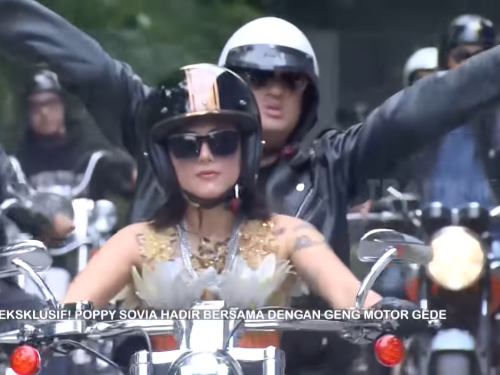 Bertato, Penampilan Poppy Sovia Mengendarai Motor Gede Pakai Kostum Kebaya