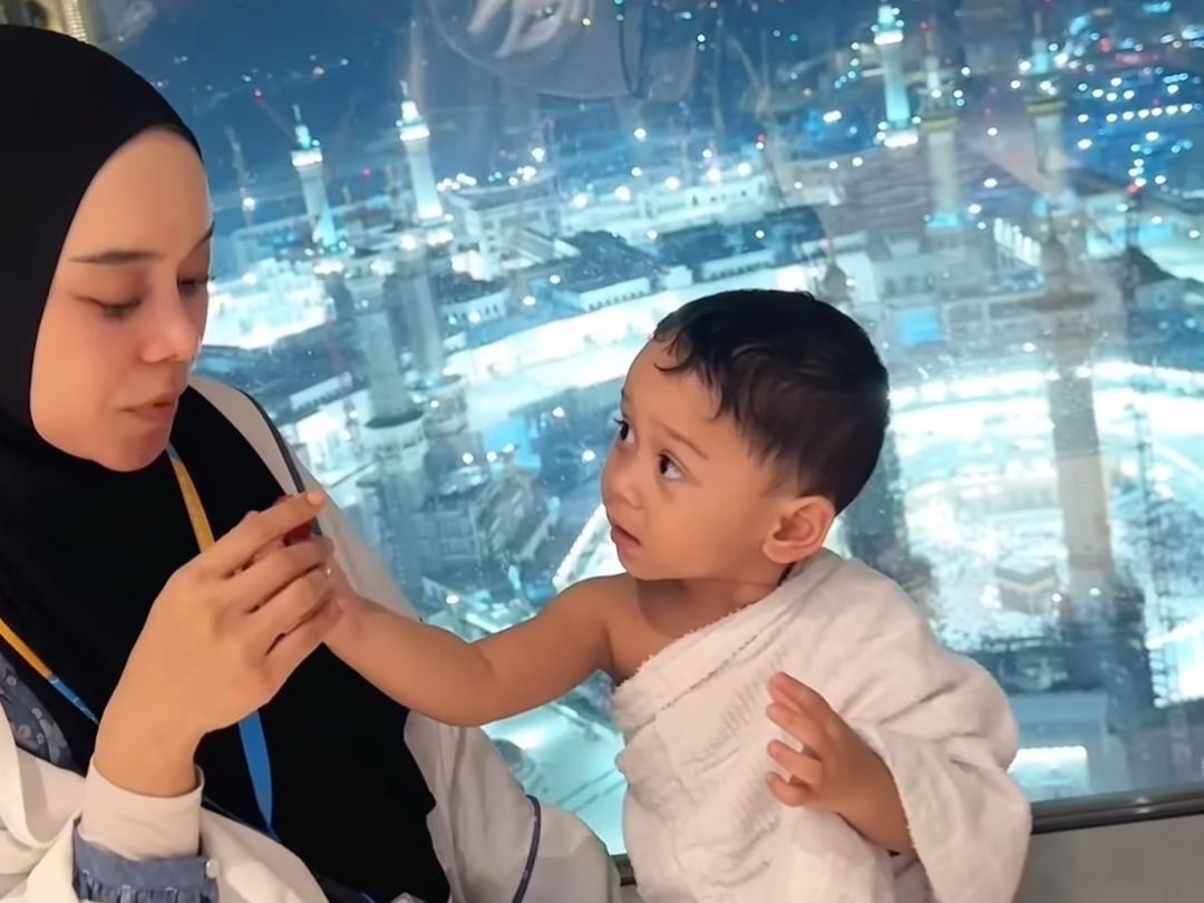 Cute Banget! Potret Levian Anak Lesti dan Rizky Billar saat Ikut Ibadah Umrah, Kenakan Pakaian Ihram