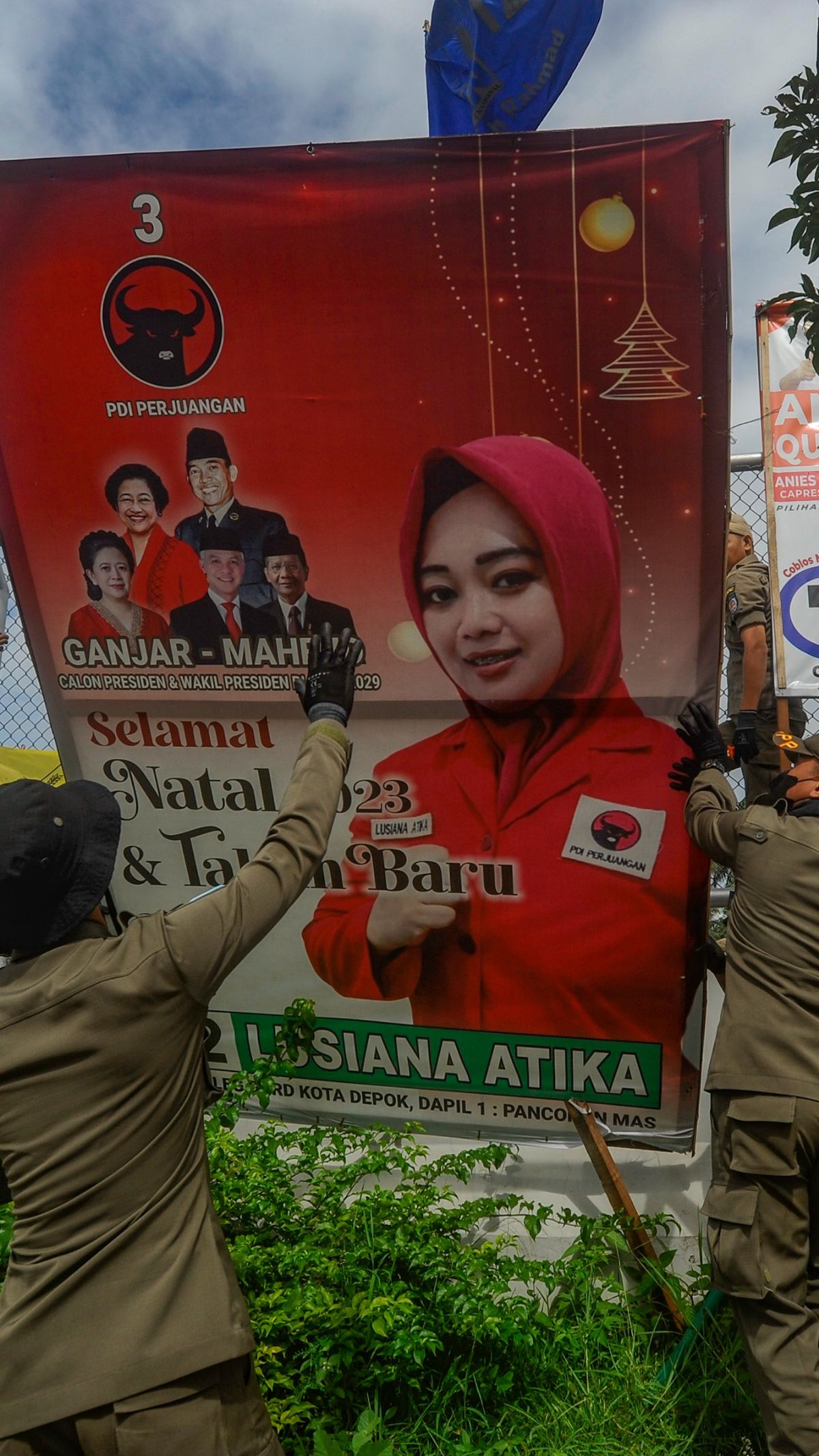 FOTO: Petugas Gabungan Tertibkan Puluhan Baliho Kampanye Bermasalah di Depok