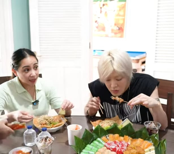 12 Potret NCT 127 Santap Beragam Kuliner di Rumah Raffi Ahmad, Yuta Anteng Makan Cwie Mie Bareng ...