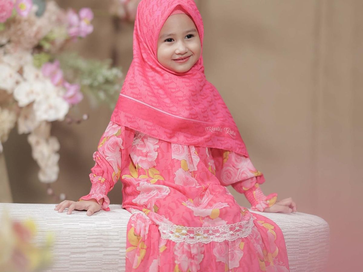 Foto-foto Terbaru Khalisa Aghnia Anak Kartika Putri Sudah Diajarkan Kenakan Hijab Sejak Kecil ...