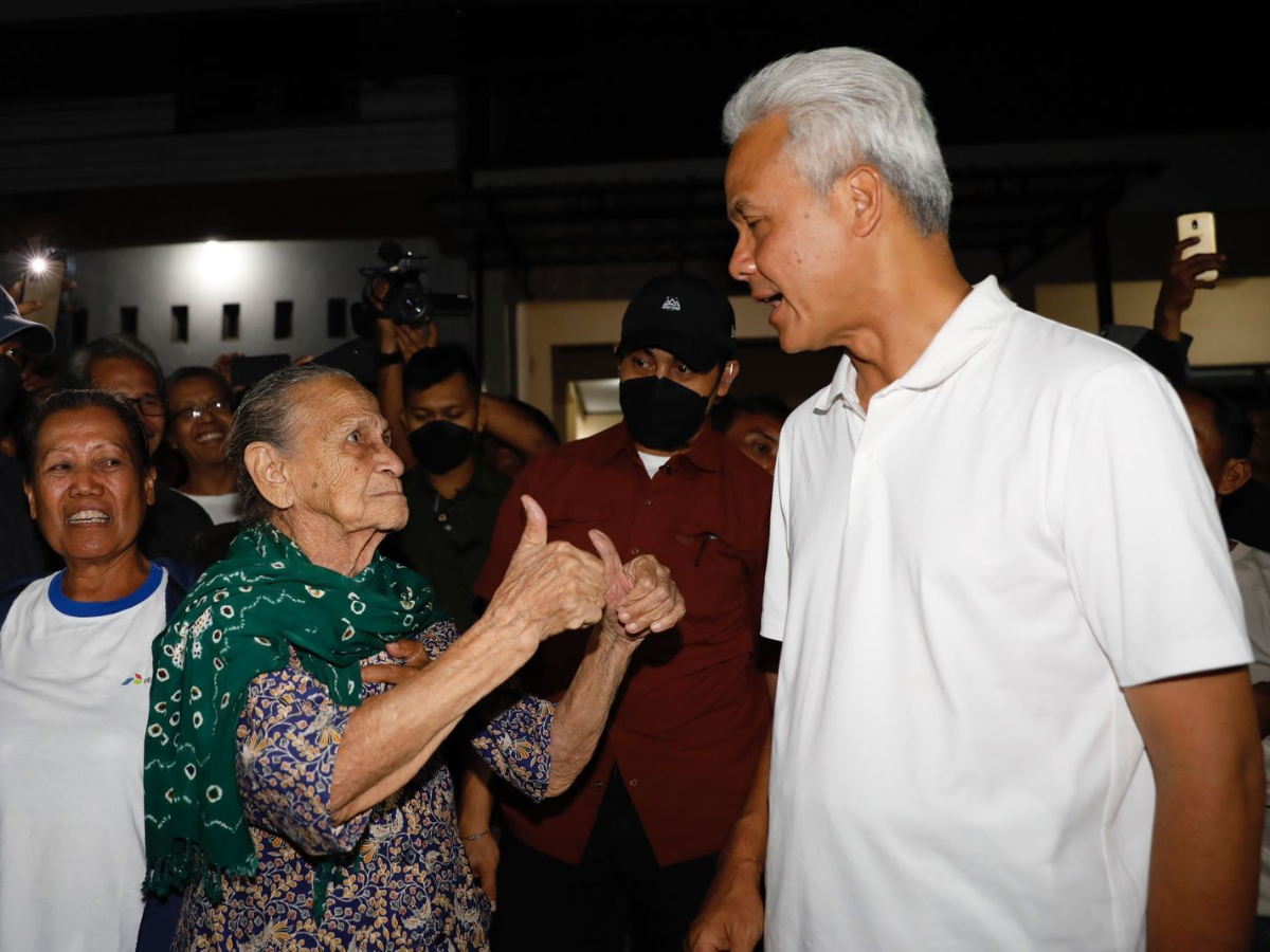 Lesehan sambil Sarungan, Ini Potret Santai Ganjar Menginap ke Rumah ...