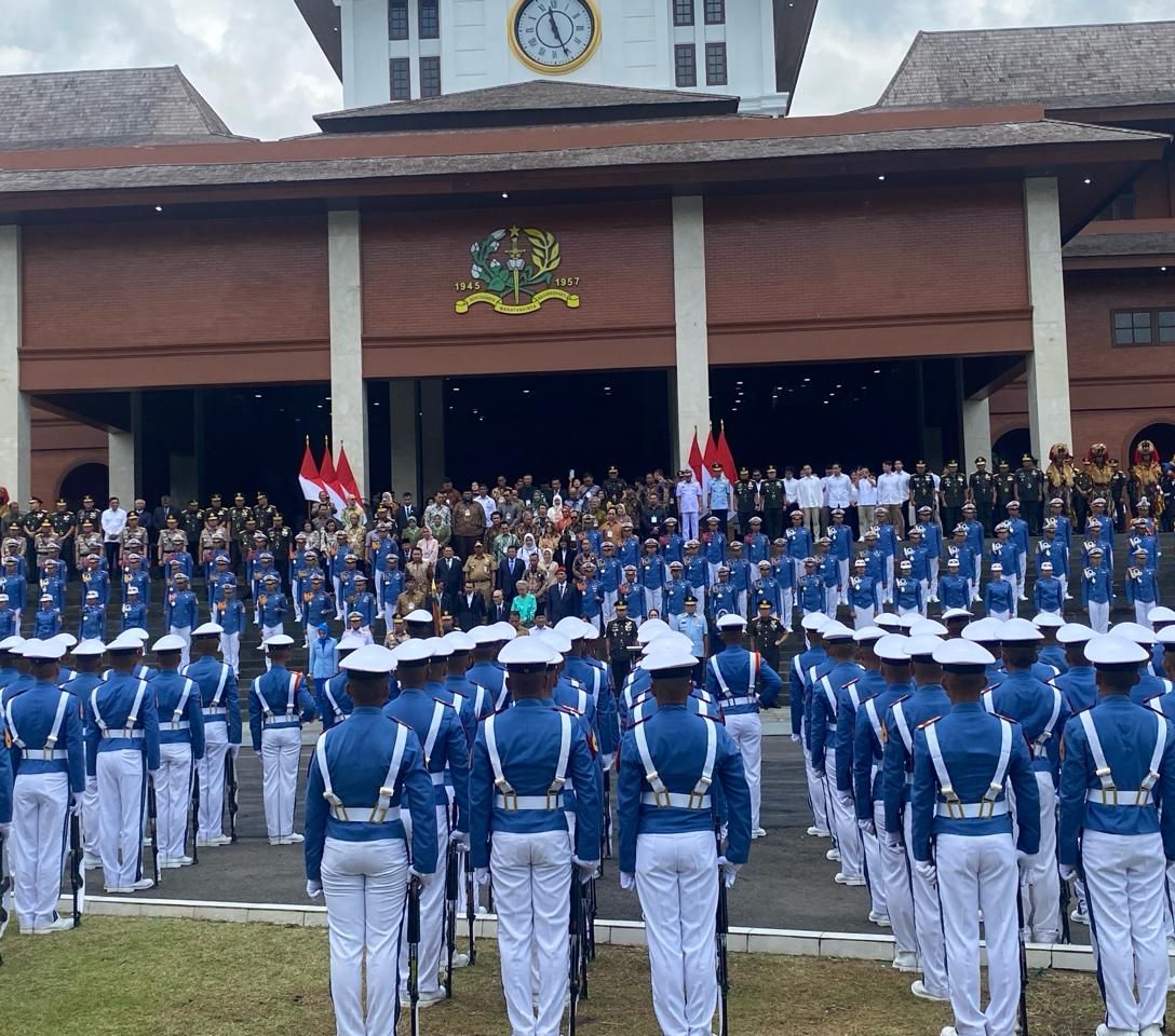Jokowi-Prabowo Resmikan Gedung Akademi Militer, Tentara Artis Berdiri ...