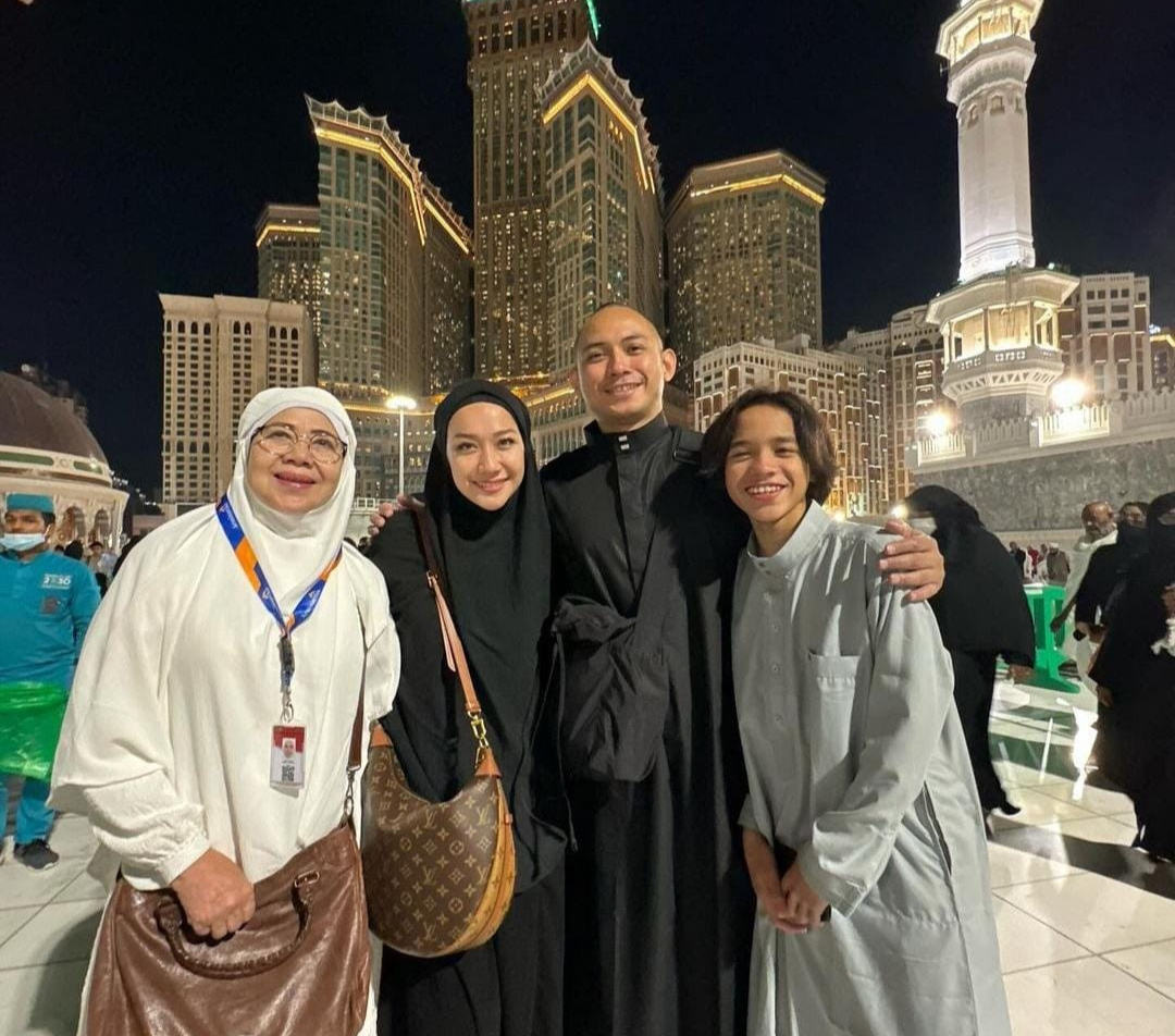 Potret Kebersamaan Tiko Aryawardhana dan Noah Sinclair Anak BCL di Tanah Suci, Akrab Banget ...