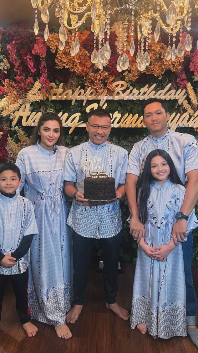 10 Gaya Artis di Ultah ke- 55 Anang Hermansyah, Busana Gen Halilintar ... 10 Gaya Artis di Ultah ke- 55 Anang Hermansyah, Busana Gen Halilintar ...