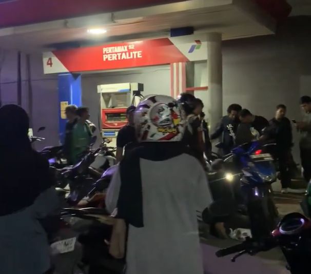 Puluhan Kendaraan Mendadak Mogok Sehabis Isi Bensin di SPBU Bekasi, Ternyata BBM Tercampur Air ...