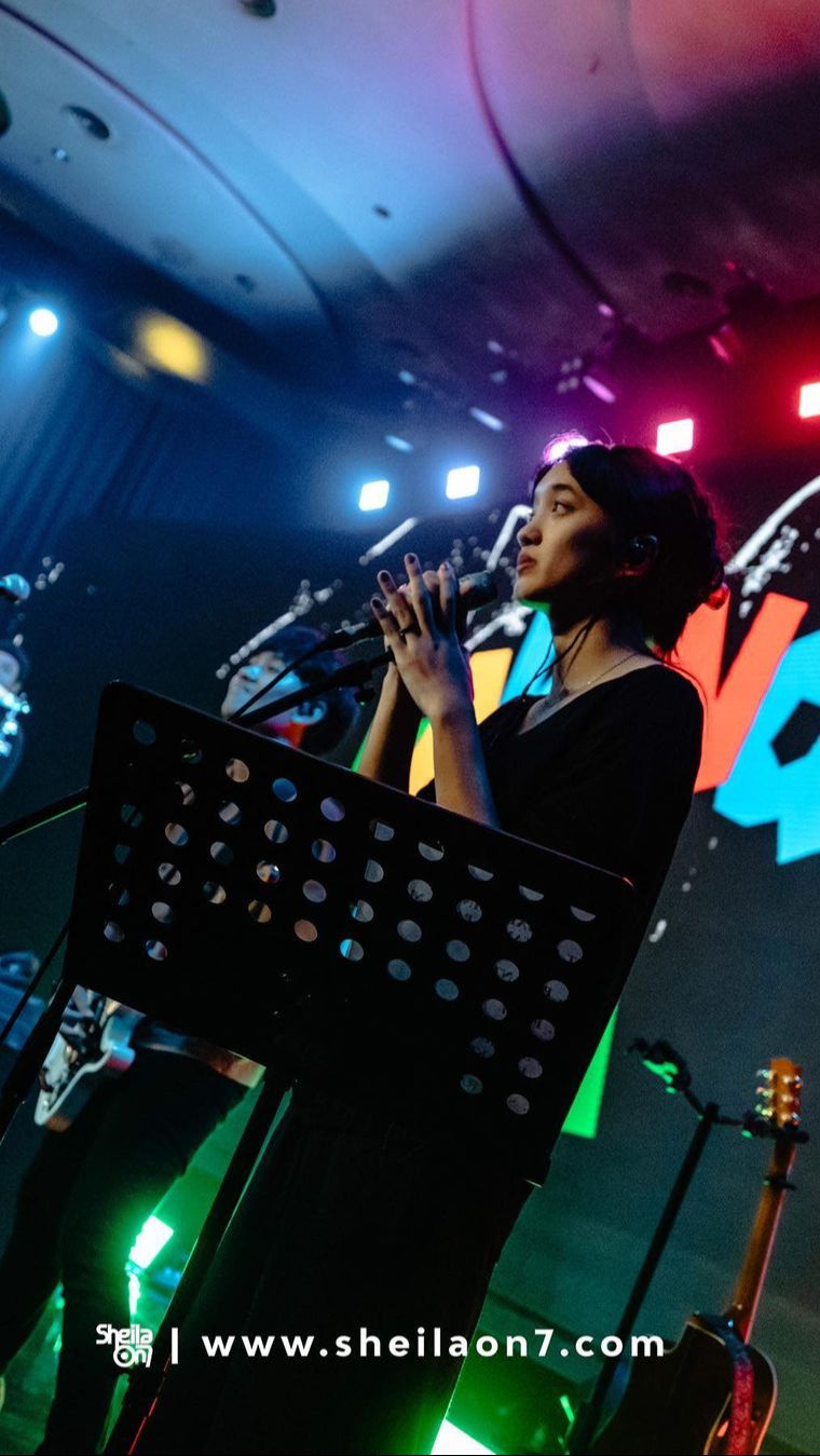 Ikut Duta Manggung, Potret Aishameglio Jadi Backing Vokal Sheila on 7 ...