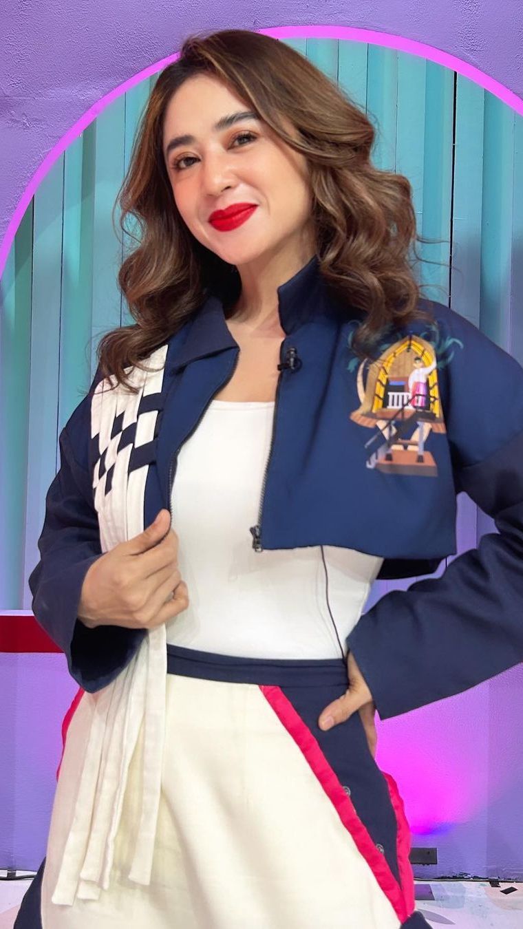 7 Potret Pertunangan Dewi Perssik dengan Pilot Rully | Dream.co.id