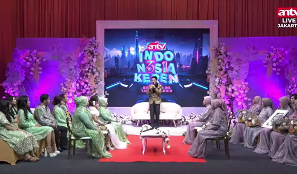 7 Potret Pertunangan Dewi Perssik dengan Pilot Rully | Dream.co.id