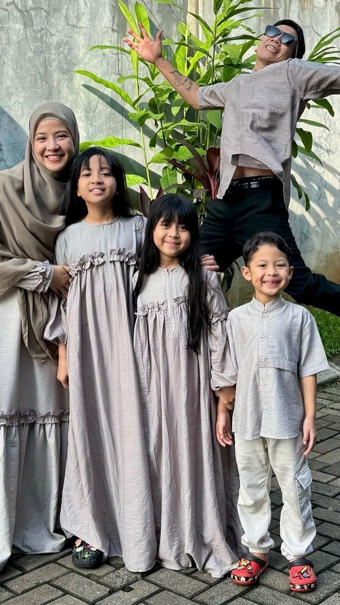 7 Potret Lebaran Idul Fitri Natasha Rizky dan Desta Bareng Anak-Anak | Dream.co.id
