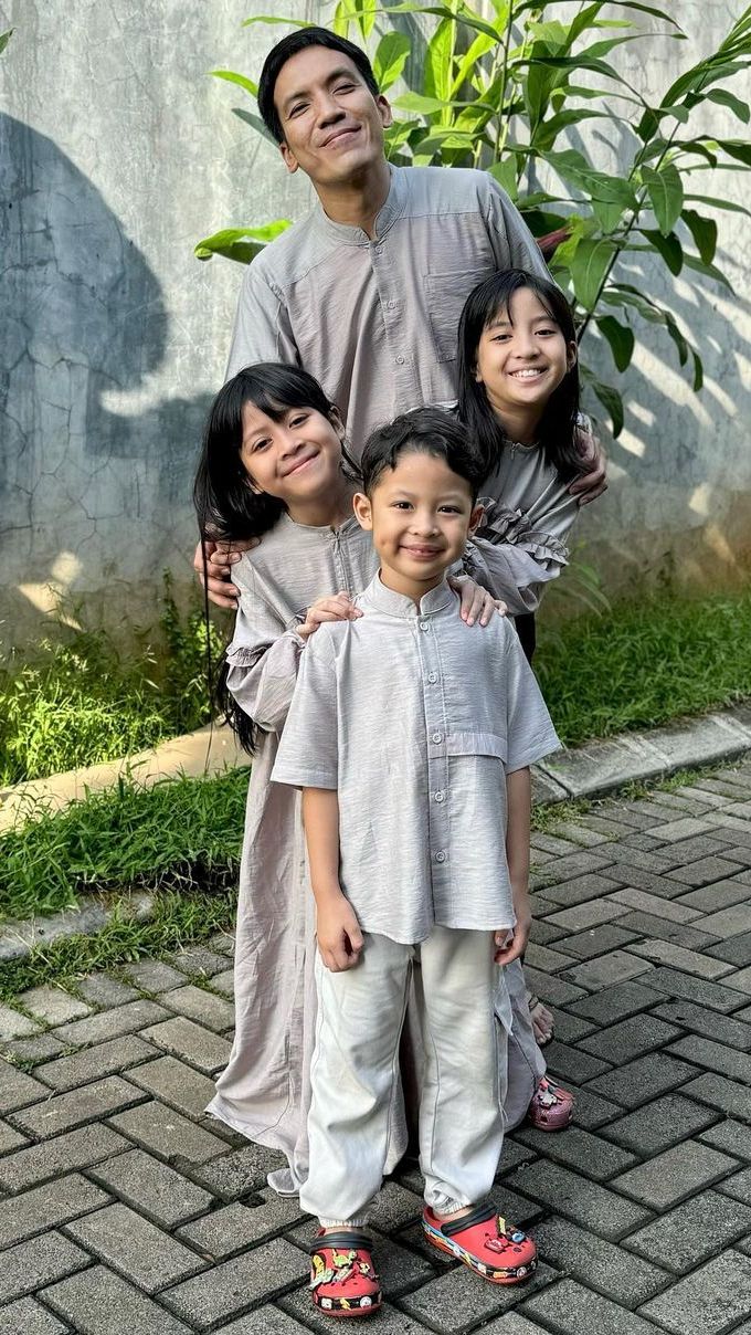 7 Potret Lebaran Idul Fitri Natasha Rizky dan Desta Bareng Anak-Anak ...