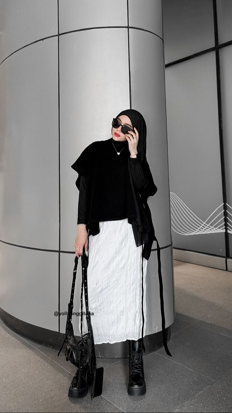 Inspirasi Gaya Edgy untuk Hijaber, Perpaduan Outfit Hitam Putih | Dream.co.id