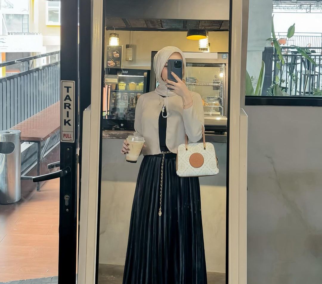 Inspirasi Gaya Edgy untuk Hijaber, Perpaduan Outfit Hitam Putih | Dream.co.id
