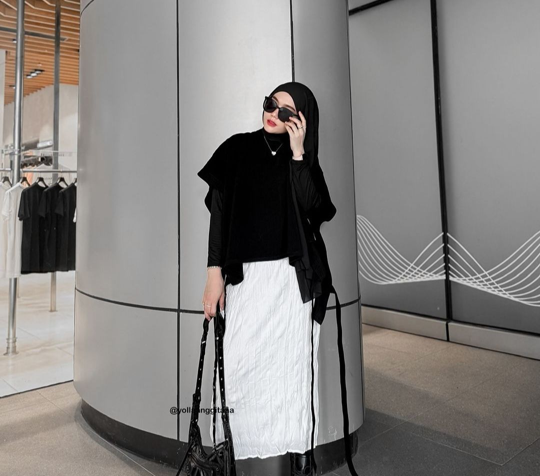 Inspirasi Gaya Edgy untuk Hijaber, Perpaduan Outfit Hitam Putih | Dream.co.id