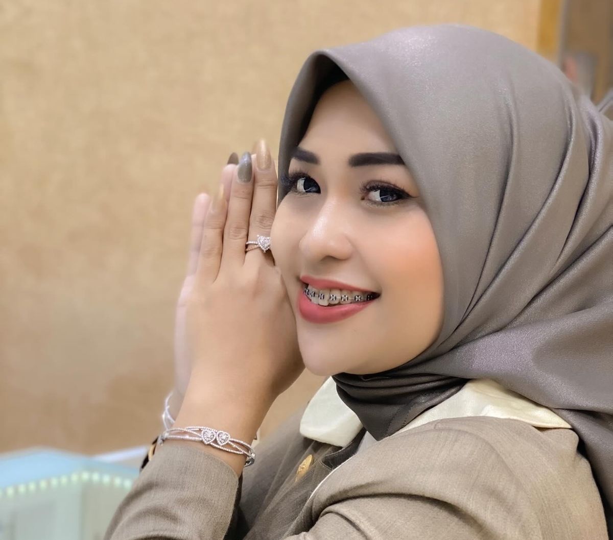 9 Potret Pose Cantik Selebgram Ummu Hani Mandi Lumpur dan Nongkrong di ...