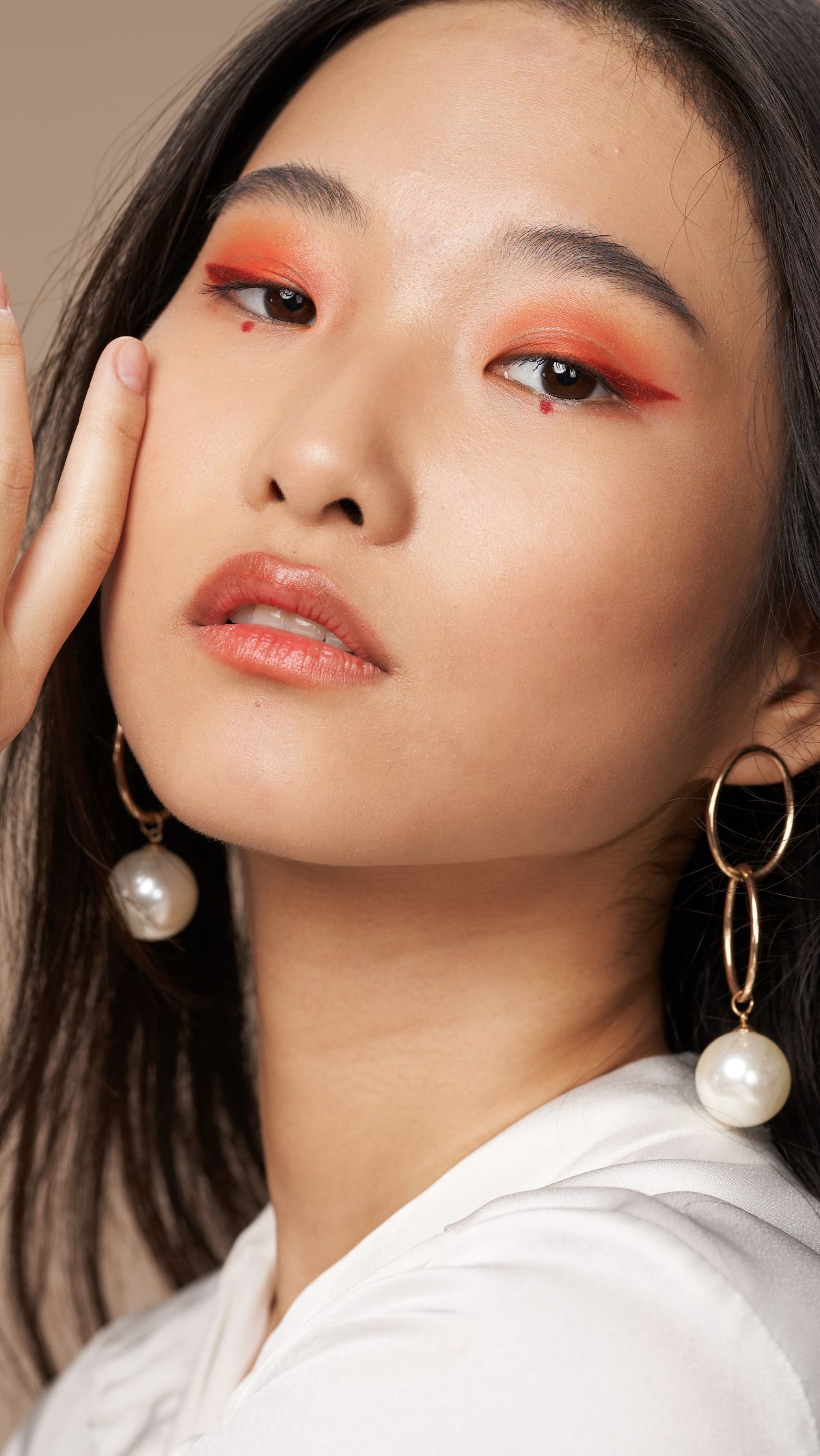 Rias Mata Tanpa Eyeshadow dengan 2 Produk yang Sering Ada di Pouch ...