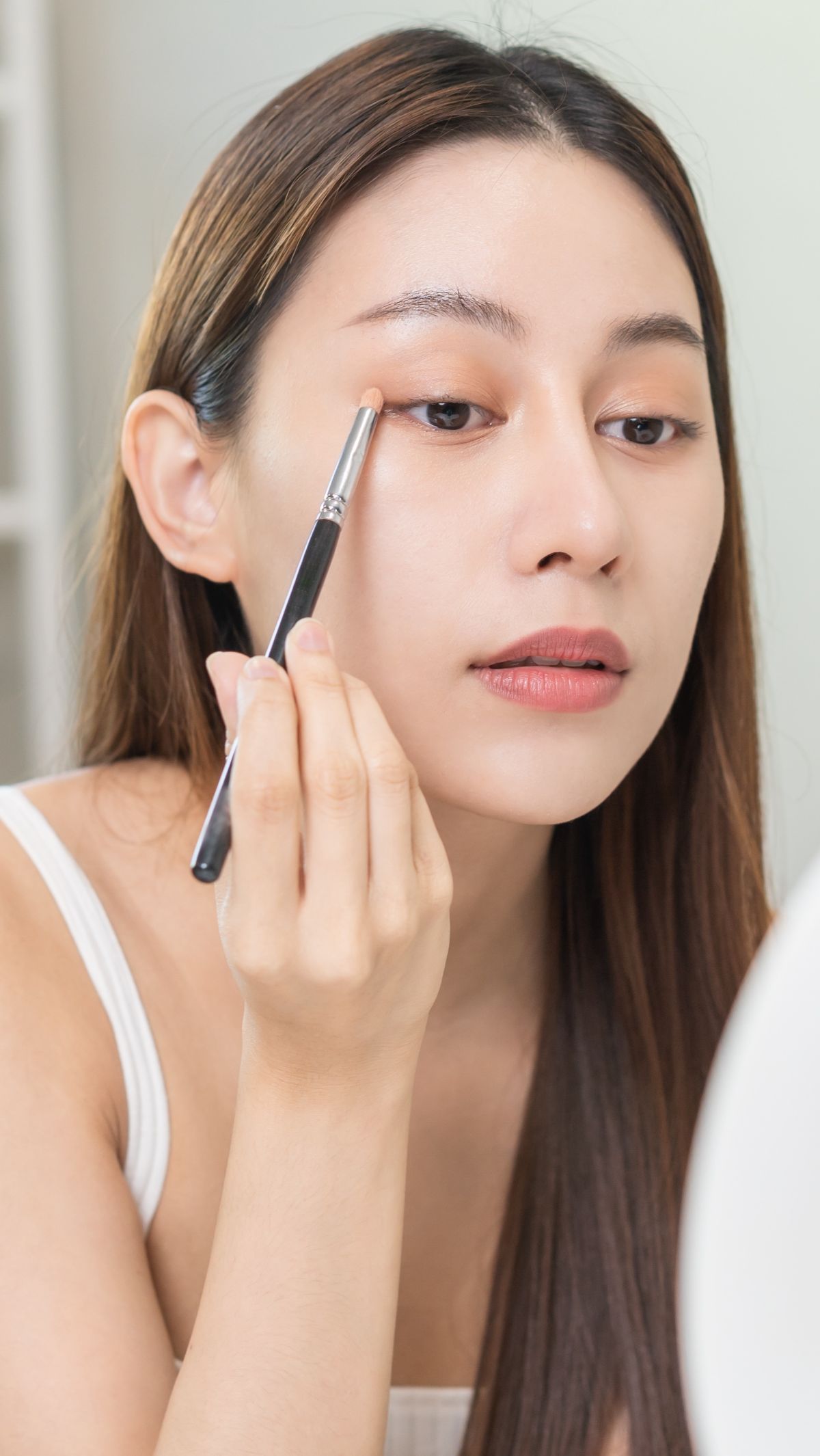 Pakai 3 Warna Eyeshadow dengan Kuas Berbeda untuk Makeup Mata ...