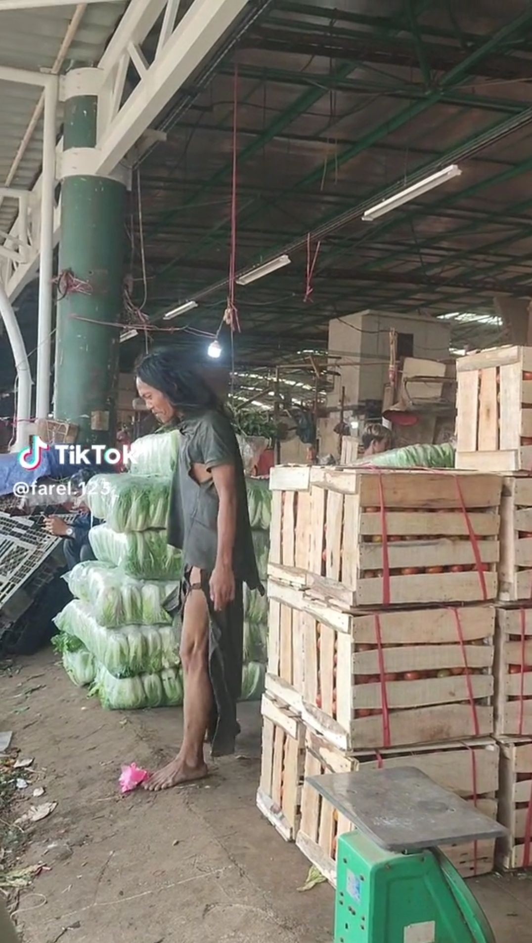 Viral! Meski Menjadi ODGJ Pria Ini Masih Memiliki Naluri Untuk Bekerja | dream.co.id