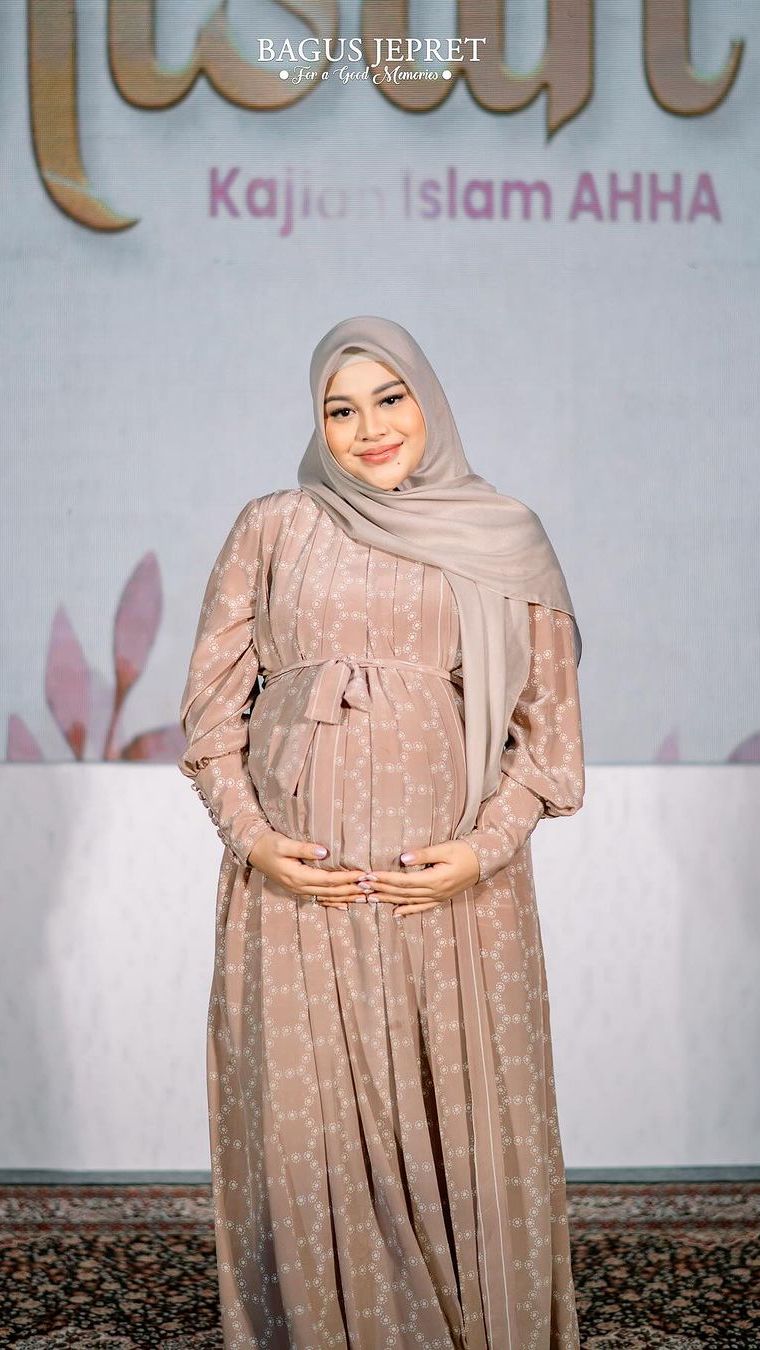 8 Potret Momen Aurel Hermansyah Melahirkan Ditemani Keluarga Besar