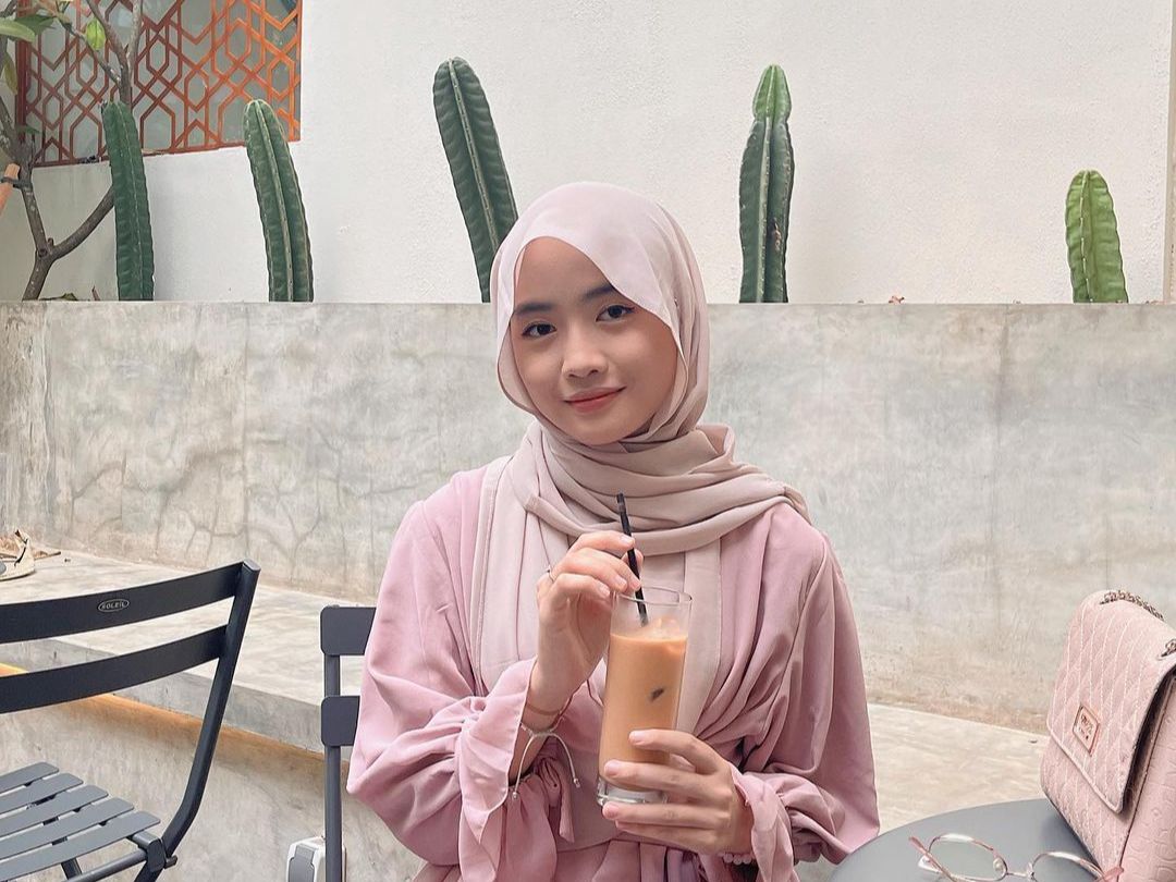 Simpel nan Anggun, Tutorial Pashmina Silk dengan Cutting Curve