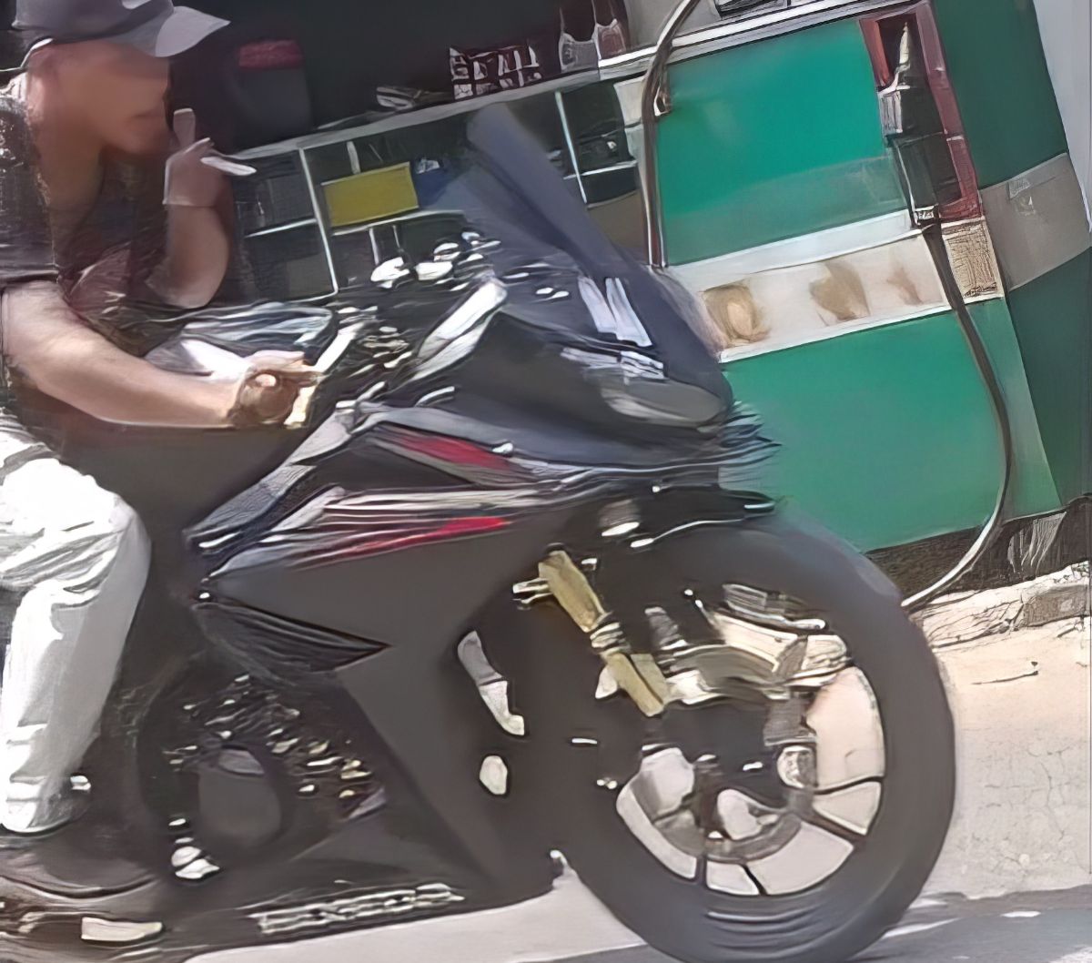 Pemilik Warung Kaget Ketemu Pengamen Tajir, Tancap Gas Pakai Motor Gede Mahal Saat Pulang