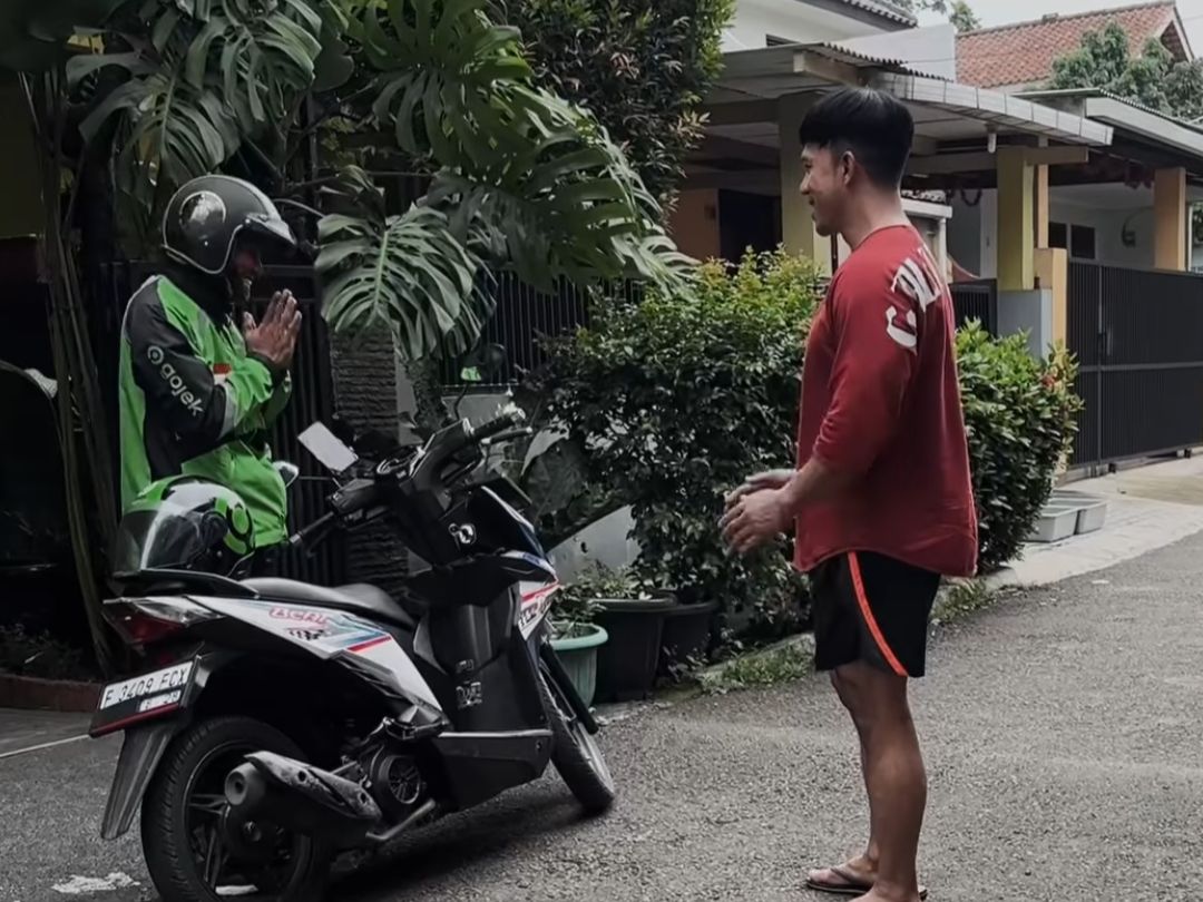 Awalnya Foto Bareng, Ruri Vokalis Repvblik Tiba-Tiba Bikin Sopir Ojol Menangis Haru