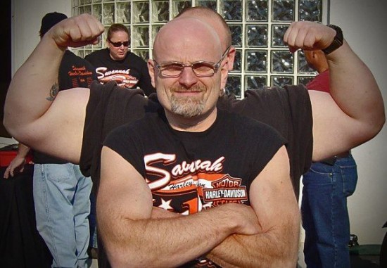 Keren, pria ini hentikan 2 pesawat dengan tangan kosong! | merdeka.com