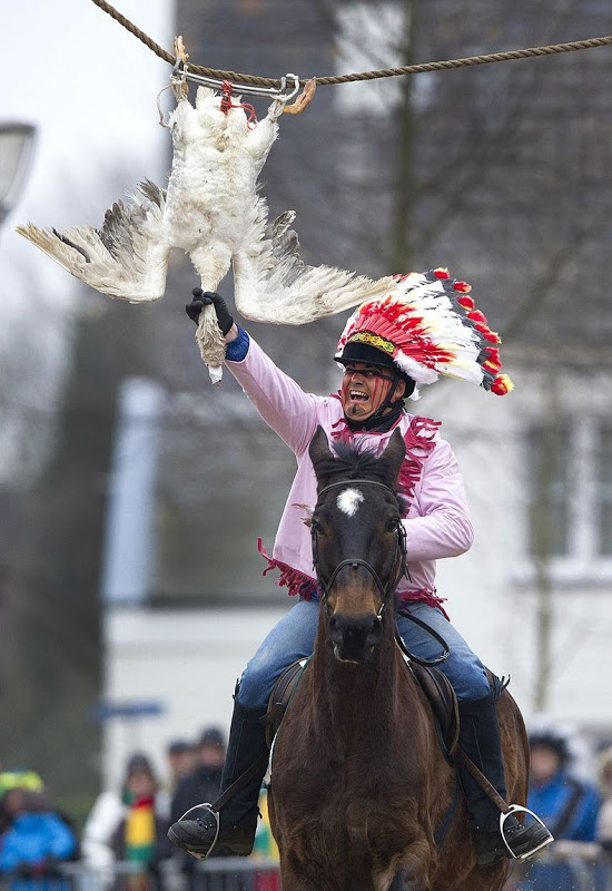 Tradisi menarik leher angsa hidup sampai putus | merdeka.com