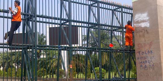 Pagar DPR yang dirusak jadi tontonan warga | merdeka.com