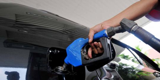 Harga Pertamax turun Rp 200 per liter | merdeka.com Harga Pertamax turun Rp 200 per liter | merdeka.com