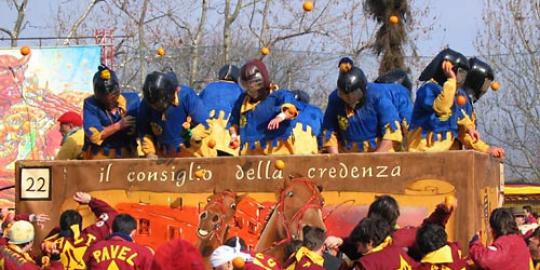 Serbu...! Kemeriahan perang jeruk di kota Ivrea | merdeka.com