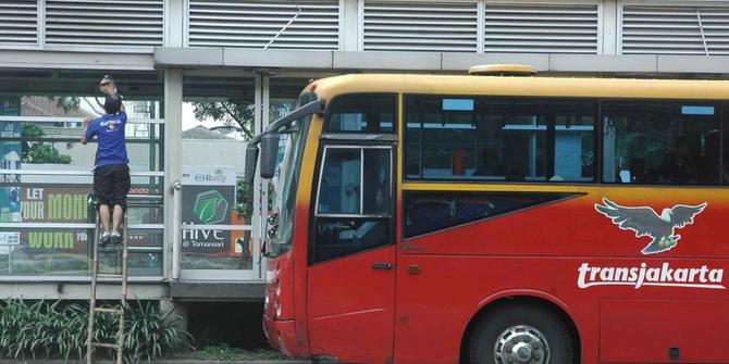 2 Halte busway di Kuningan dirusak | merdeka.com