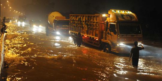 Banjir mulai surut, Tangsel tetap siaga satu | merdeka.com Banjir mulai surut, Tangsel tetap siaga satu | merdeka.com
