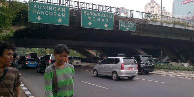Wanita jatuh di flyover Semanggi dirawat di IGD RSCM | merdeka.com