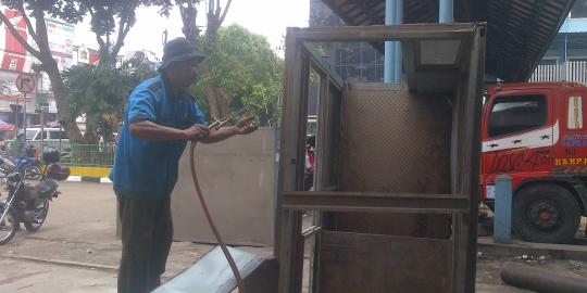 Lapak PKL di Pasar Mayestik dibongkar | merdeka.com Lapak PKL di Pasar Mayestik dibongkar | merdeka.com